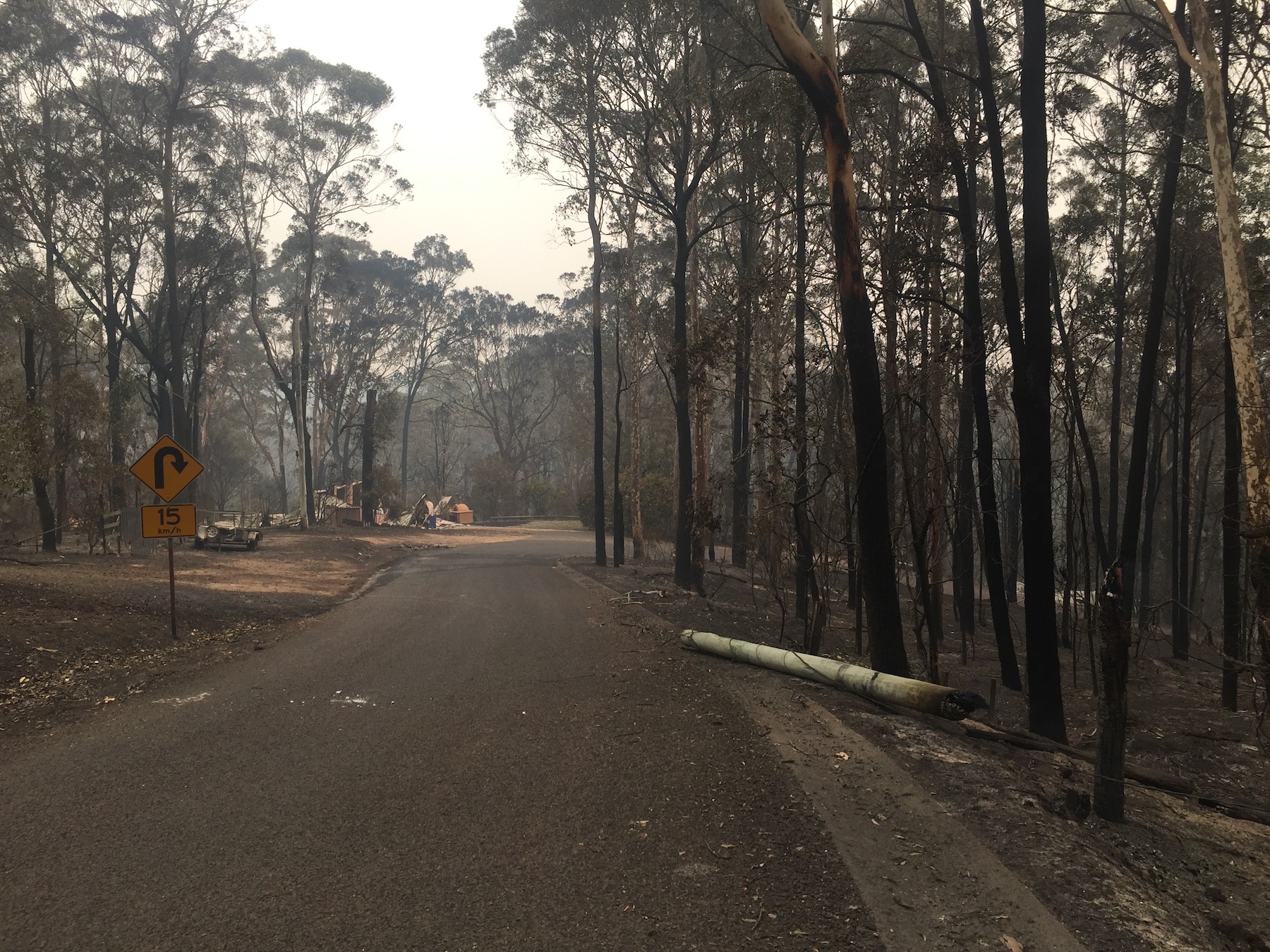 Pictures from the bushfires north of Moruya, worried locals, forgotten ...