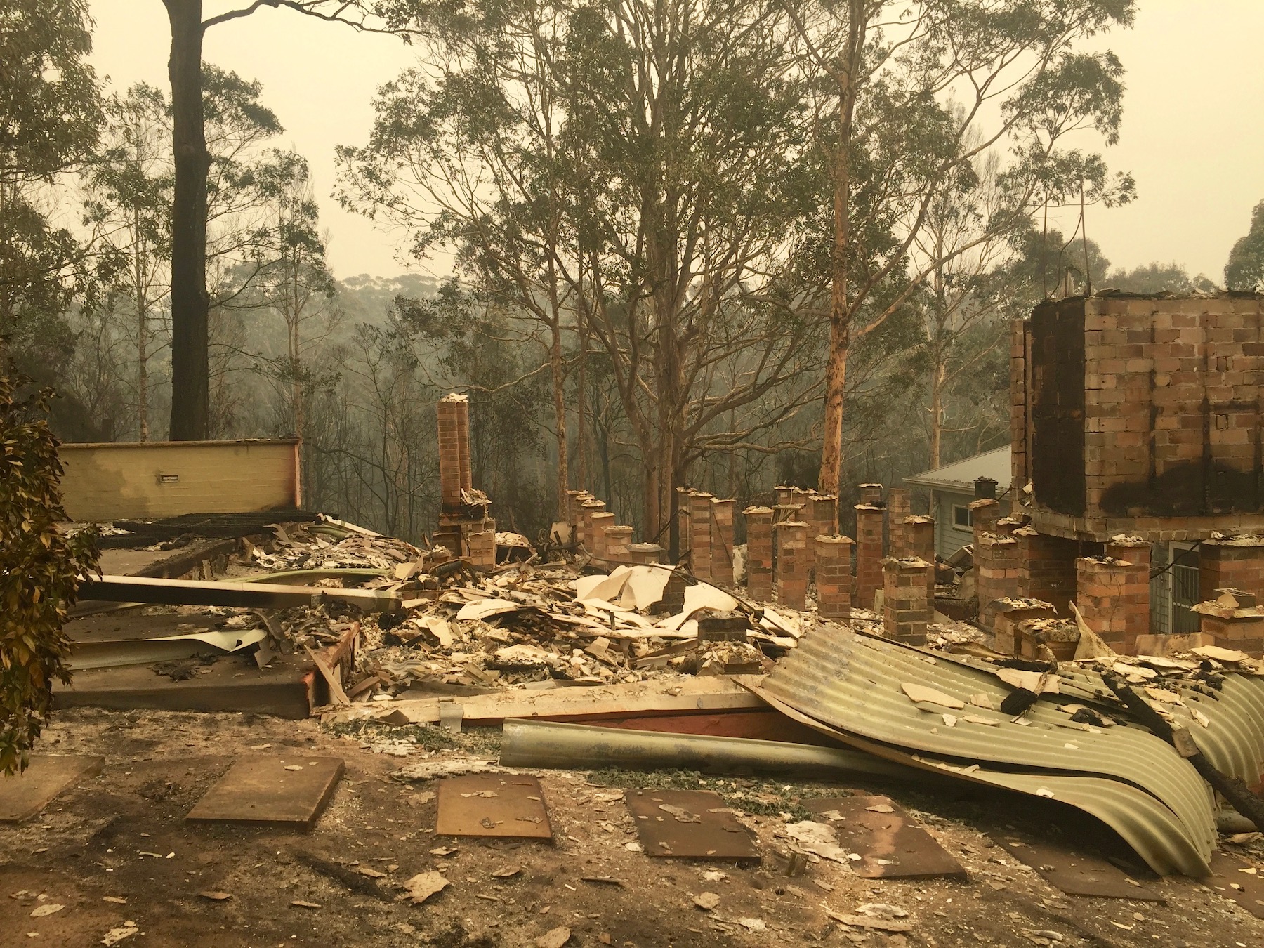 Pictures from the bushfires north of Moruya, worried locals, forgotten ...