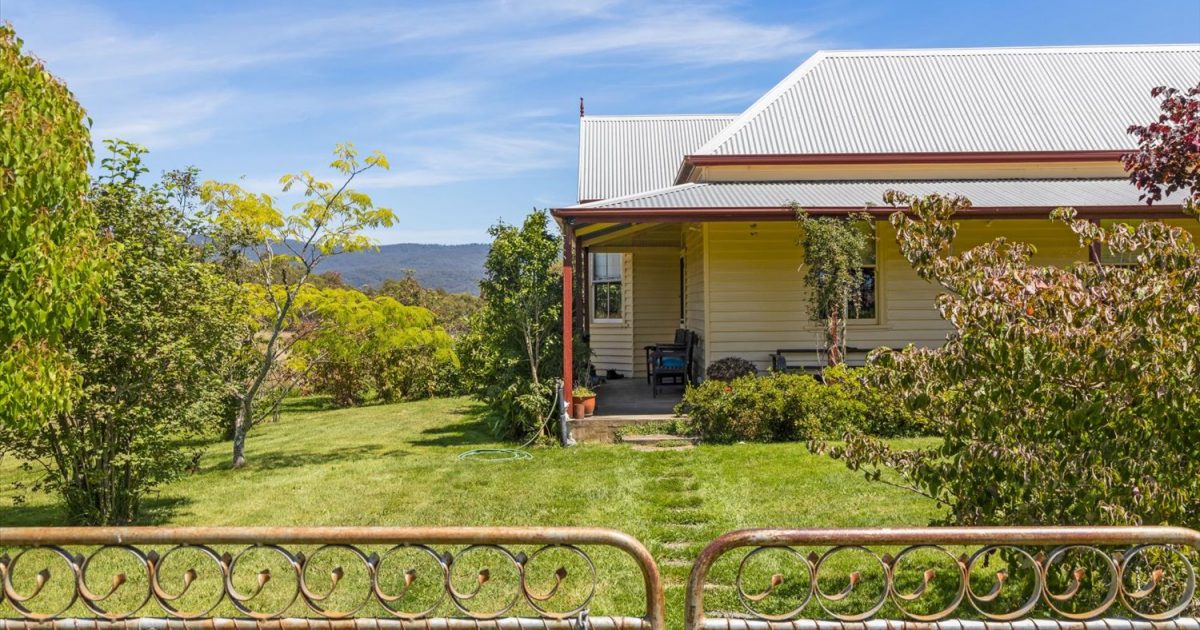 A mix of the old and new in a spectacular Braidwood homestead | About ...