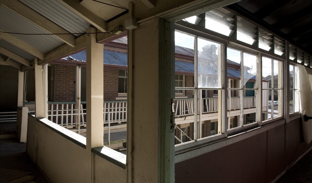 Photographer captures memories of last drinks at Yass's old Commercial ...